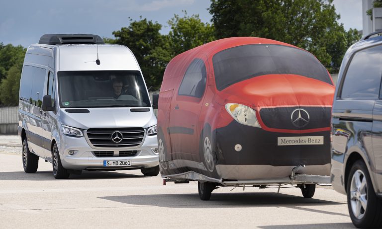 Viaggio nei sistemi di sicurezza e assistenza del nuovo Mercedes ...