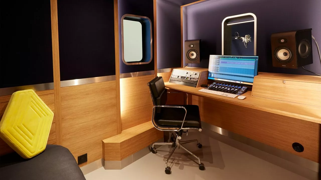Renault Master Soundtruck, da furgone a studio musicale - Mezzi Commerciali