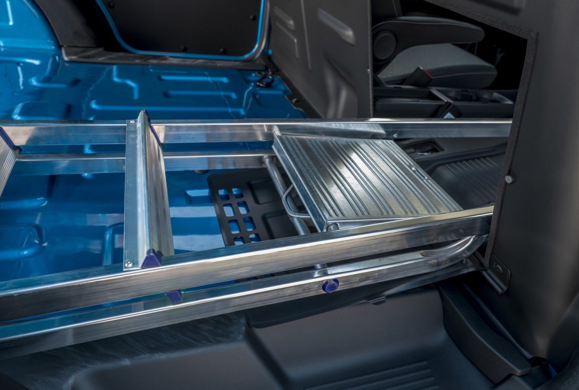 Ford E-Transit Courier 2023 - foto di interni ed esterni - Mezzi Commerciali